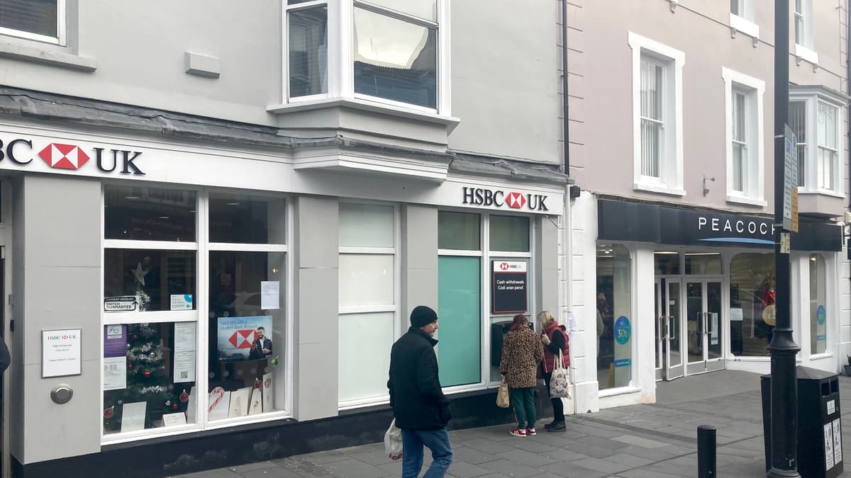 Plans to convert Tenby’s former HSBC building into ground floor retail use | tenby-today.co.uk